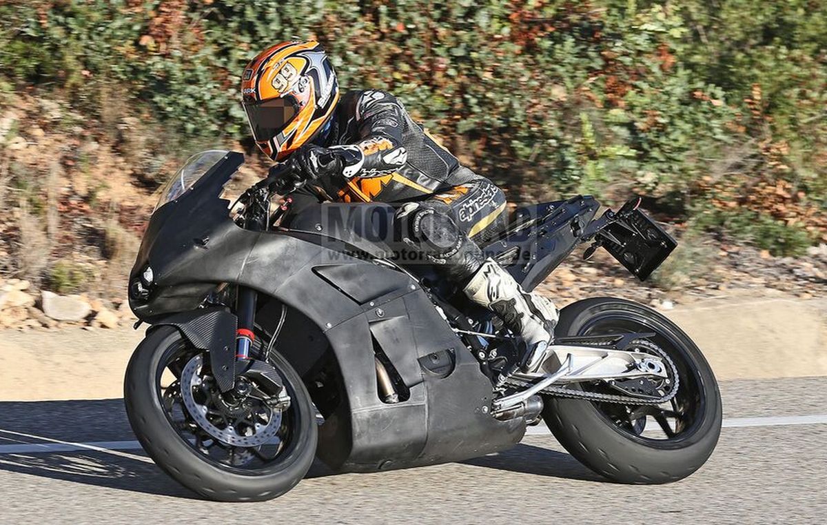 KTM RC 8C ถูกจับภาพได้ขณะวิ่งทดสอบบนถนนจริง - Motorcycle
