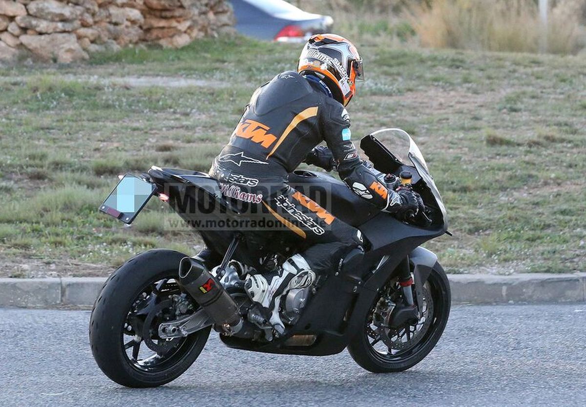 KTM RC 8C ถูกจับภาพได้ขณะวิ่งทดสอบบนถนนจริง - Motorcycle